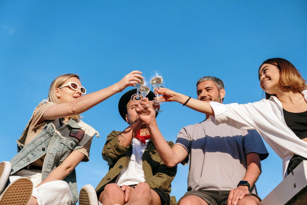 How to say cheers in 50 different languages | Expatica